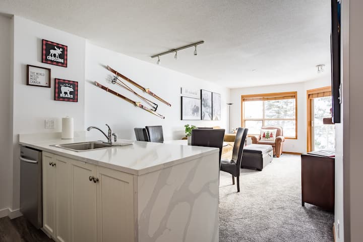 Ski In Ski Out Condo W/ Pool + Hot Tubs Blackcomb - 휘슬러