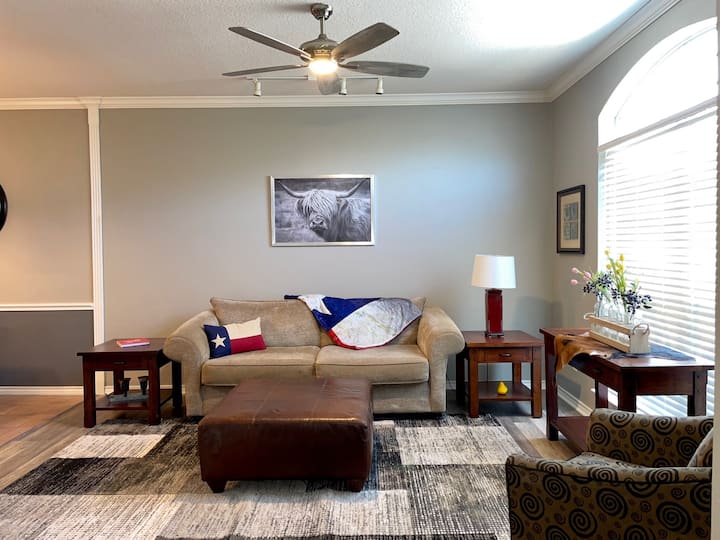 Entire Townhouse, Fully Renovated, 2 Miles To Tamu - College Station, TX