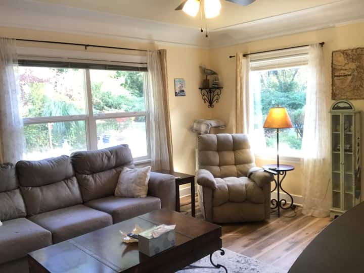 Welcome Fifa! Charming & Cozy, Bungalow! - Bremerton, WA