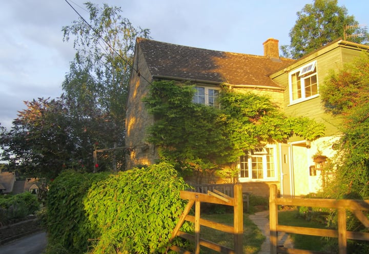 Lovely Cotswold Cottage With Woodburner - Tetbury
