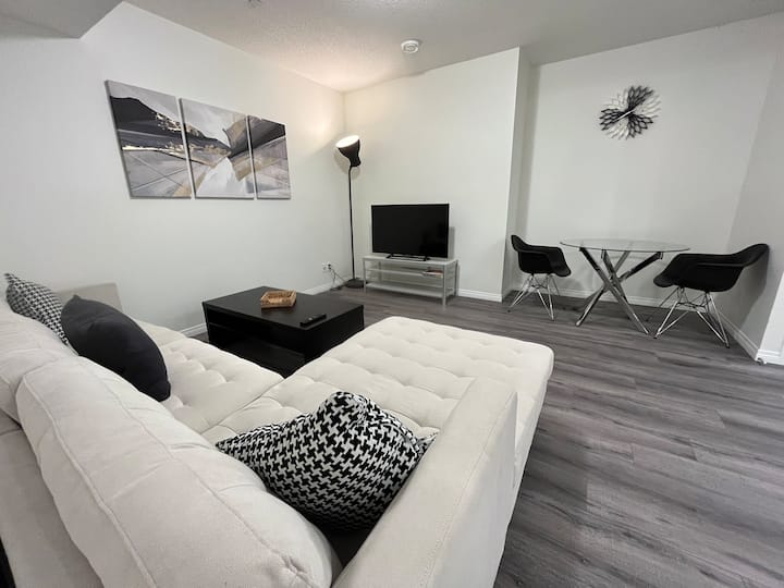 Private Guest Suite Near Airport & All Amenities - Calgary