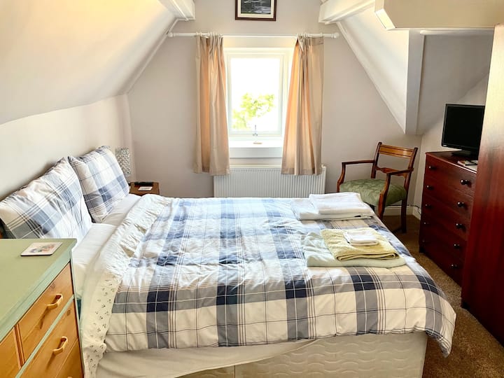 Comfortable Double With Sink, On Second Floor - Holyhead