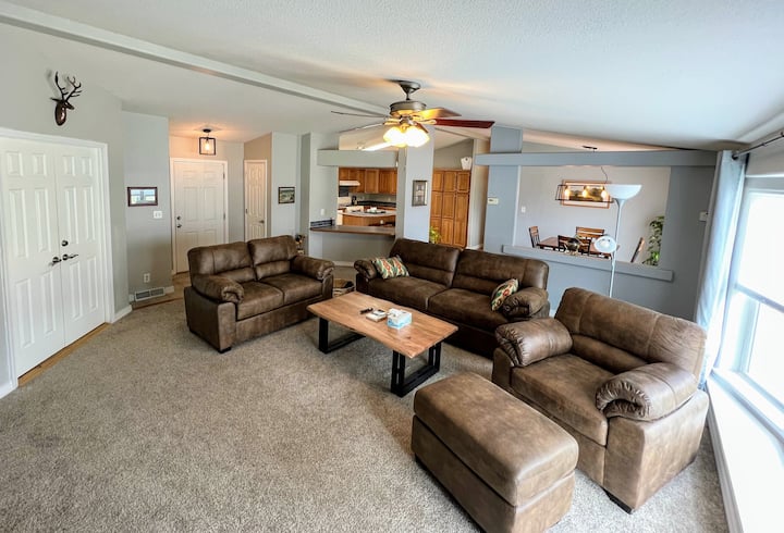 Spacious 4 Bedroom 2 Bathroom House With Deck - Buena Vista, CO