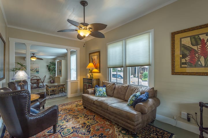 Downtown Apalach /
Blue Moon Cottage / Sleeps 2-8 - Apalachicola, FL