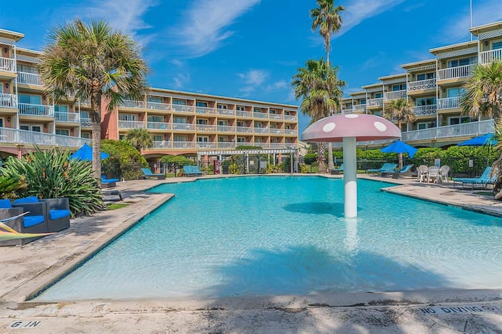Just Beachy Condo At The Victorian - Galveston Island, TX