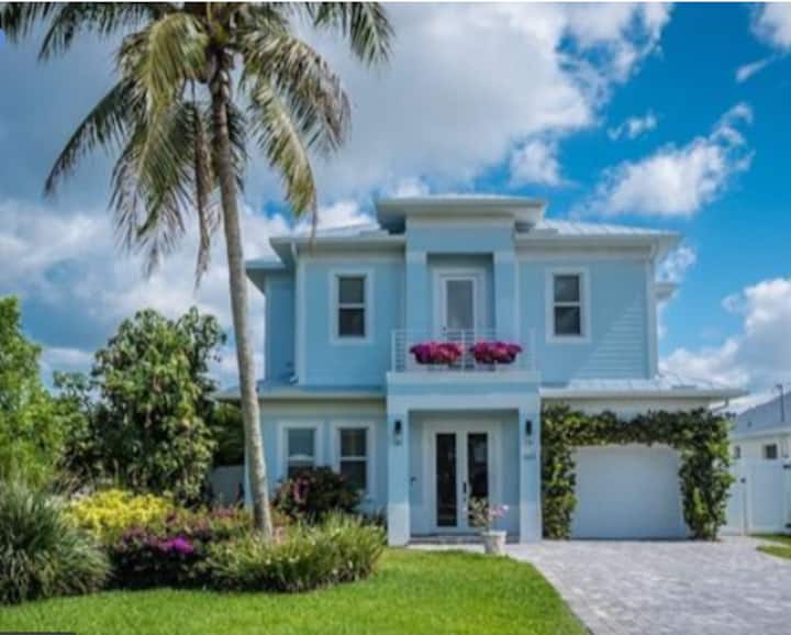 New! Sunny Naples Park Home Min. To The Beach !! - Naples Park, FL