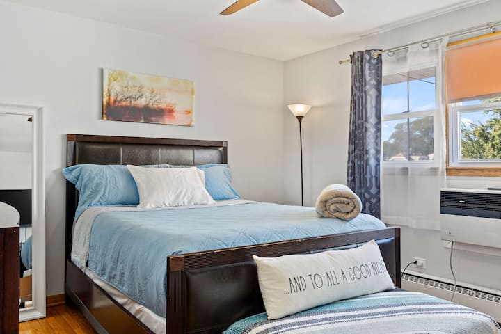 Cheerful 3 Bedroom Residential Home, Free Parking - Chicago, IL