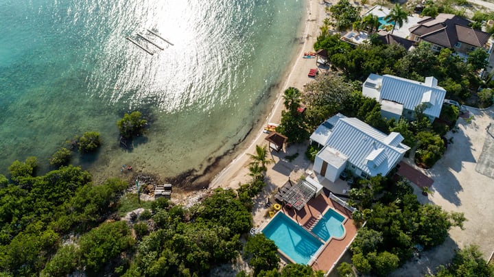 Tranquil 6-bedroom Cottages With Pool On The Beach - Caraïbes