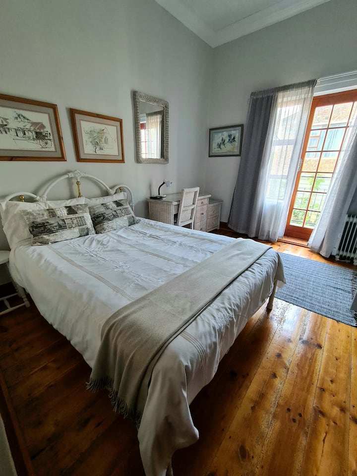 Comfortable Guestroom With Private Bathroom - Bredasdorp