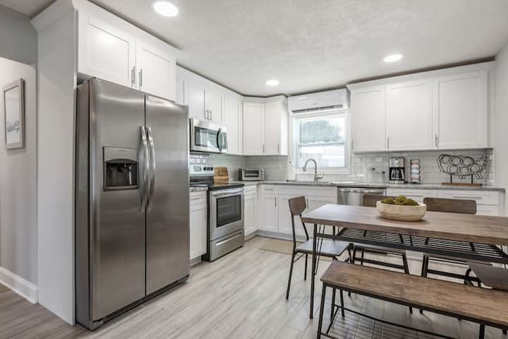Spacious 3-bedroom Home Ideal For Group Getaways - Pinellas Park, FL