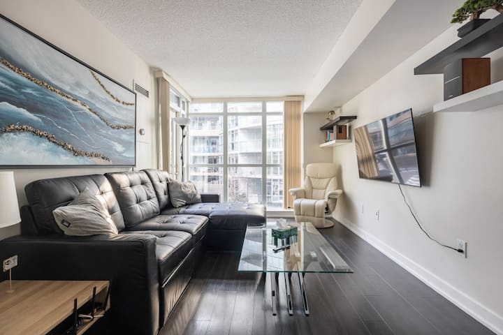 Spacious 1 Bed + Den + Downtown + Free Parking - Toronto