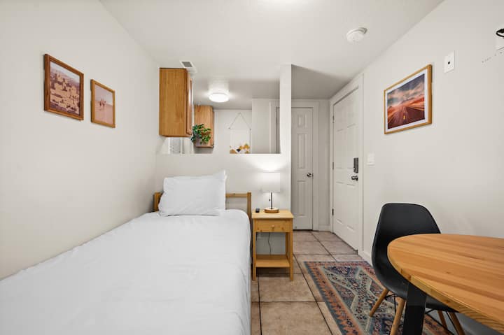 Solo Traveler Suite / Private Bath + Kitchenette - Sandy, UT