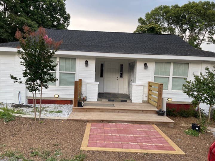 King Unit Fabulous 1 Bedroom Apartment $ Big Sale - Greenville, SC