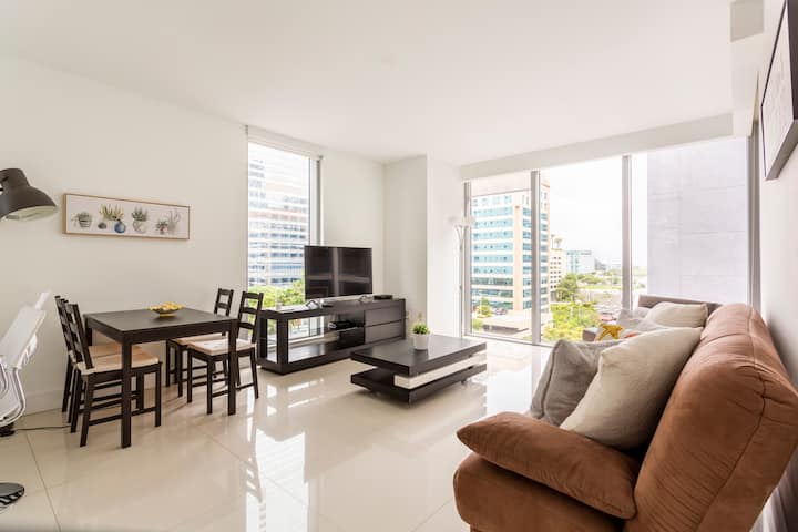 Beautiful Condo And Apt W/ Free Parking 5 Stars ! - Miami, FL