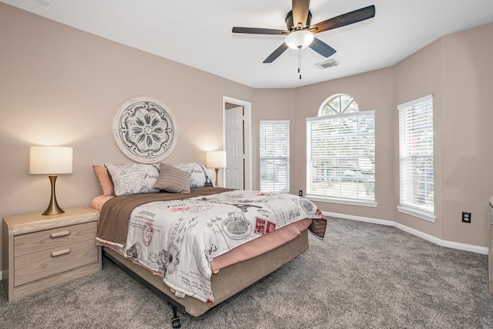 Spacious 4-bed 2.5 Bath Home With Large Backyard - Tomball, TX