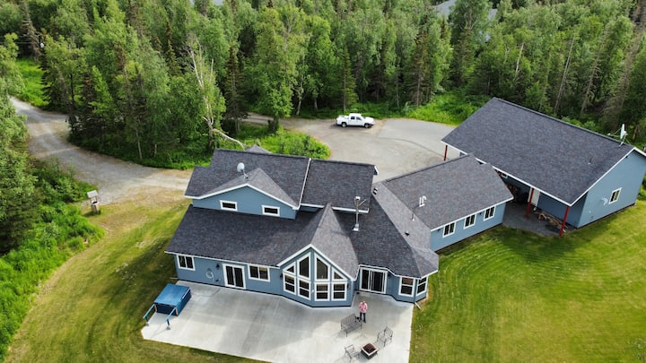 Mountain-view Retreat With Pond - Alaska