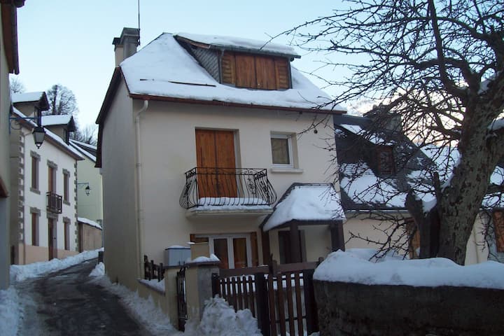 Agréable Maison De Village, Avec Cour Et Cheminée. - Luz-Saint-Sauveur