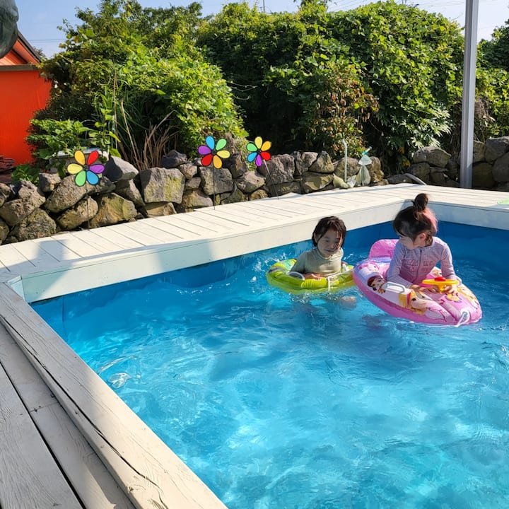 애월 해안도로 도보 5분, 1•2층 전체 사용,키즈수영장 무료, 애월럭스하우스 민박 - Jeju-si