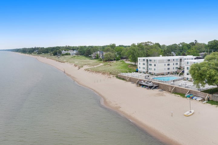 Upscale 2br W/ Private Beach And Pool On Lake Mi. - South Haven, MI