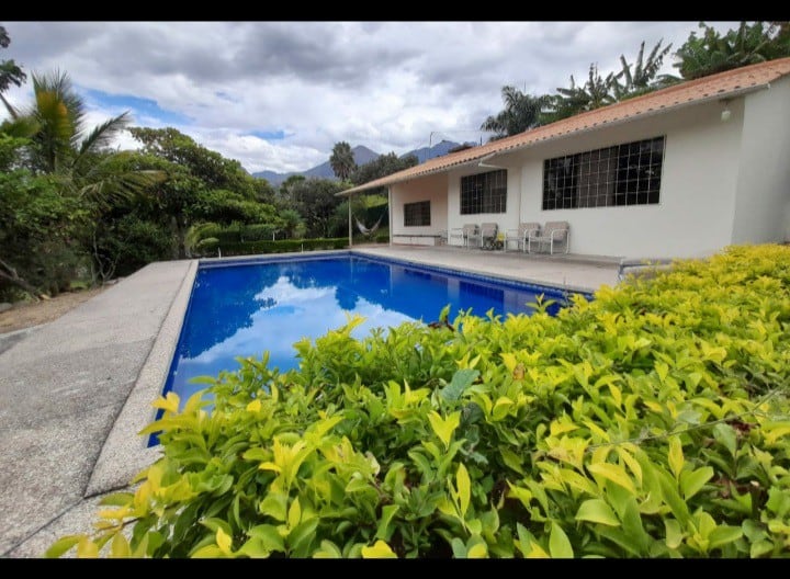 Hermosa Propiedad En Yunguilla, Con Piscina - Santa Isabel