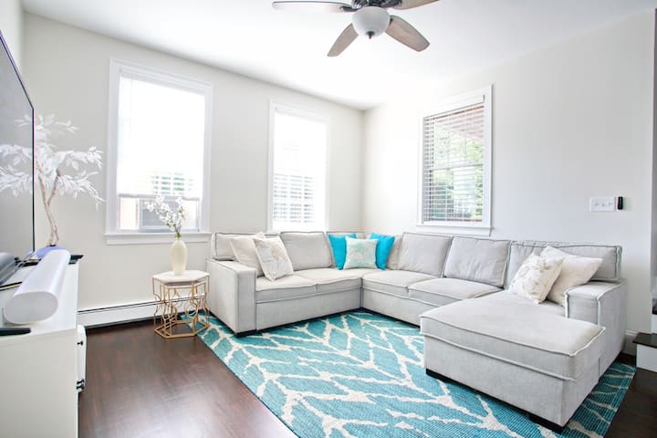 Newport/middletown Beach House .3 Mi To Beach! - Newport, RI