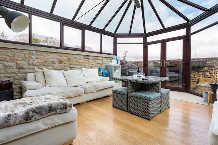 Tranquil Double Room Outside Of City Of Manchester - Bury