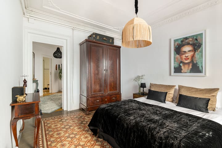 Spacious Classical 1870's Charming Apartment - Barcelona