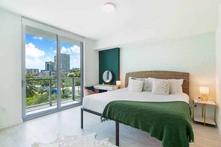 1 Bedroom King Bed + Plus Den Condo - Miami