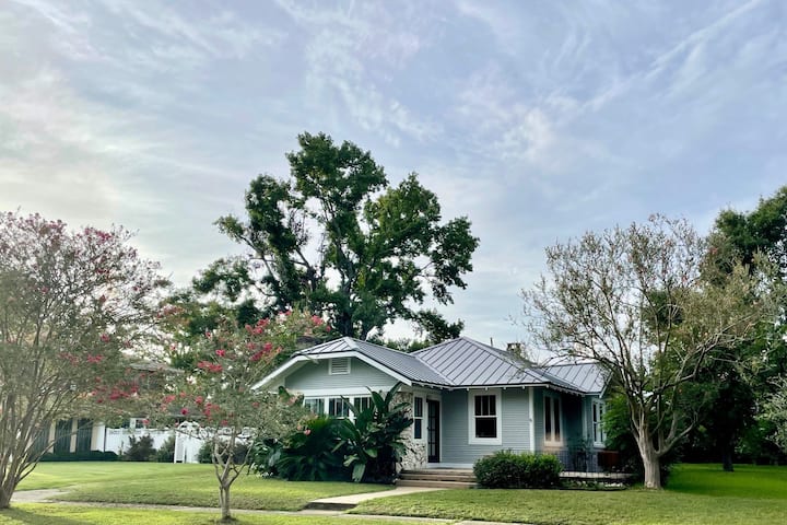 3 Bedroom East Hill Home 1 Block From Bayview Park - Pensacola, FL