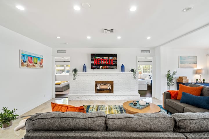 Stylish & Cheerful Stay | Pool & Outdoor Lounge - Fort Lauderdale