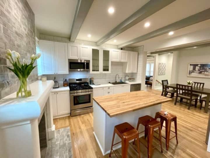 Stunning Top Floor 2 Bed + 2 Bath W/2-car Parking! - Kansas City, MO
