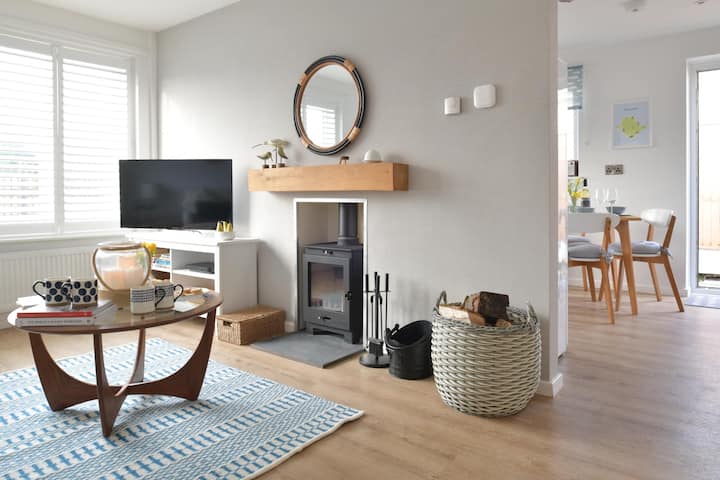 Bright Airy Bungalow| Peaceful W/ Enclosed Garden - Benllech