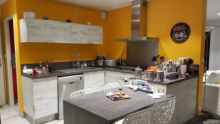 Chambre Bleue Dans Une Maison Avec Jardin - Bourg-en-Bresse