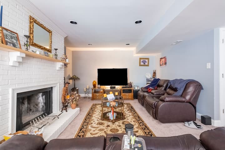 Home From Home Private Queen Bedroom - Owings Mills, MD