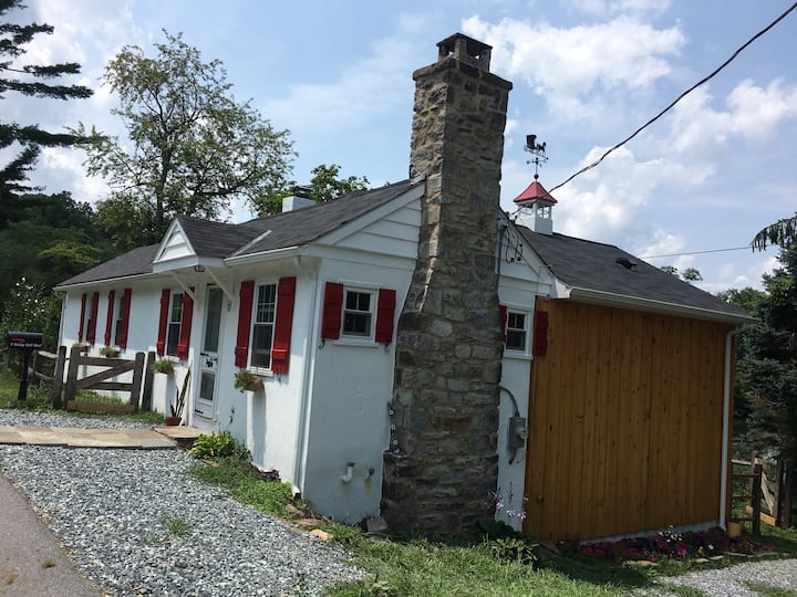 Beautifully Restored Cottage With A Pond &Swans :) - Phoenixville, PA