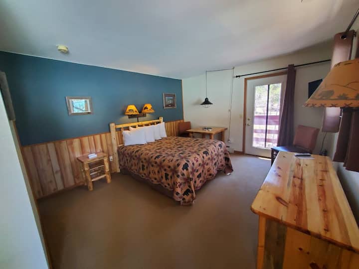 Lodge Room 203 With River View And Balcony - Estes Park
