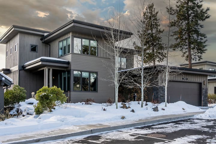 Bend/mtn Fun ~ Modern ~ Hot Tub, 24hr Resort Staff - Bend, OR