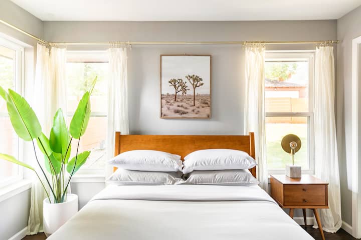 Dallas Coach Haus W/ Backyard Retreat - Dallas, TX