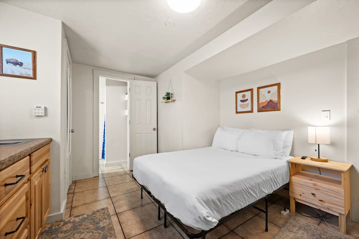 Sunny Suite Near Mtns W/ Bath + Kitchenette - Sandy, UT