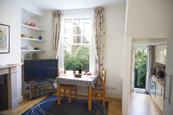 Entire Garden One-bedroom Flat, Great Location. - The Warwick Castle
