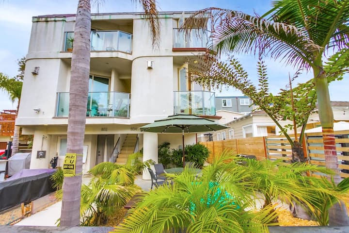 New Modern 3b/3ba- 2 Car Garage -Steps Beach & Bay - San Diego, CA