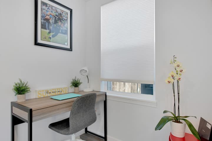 3br/2ba House-ac- Parking- Light Rail - State of Washington
