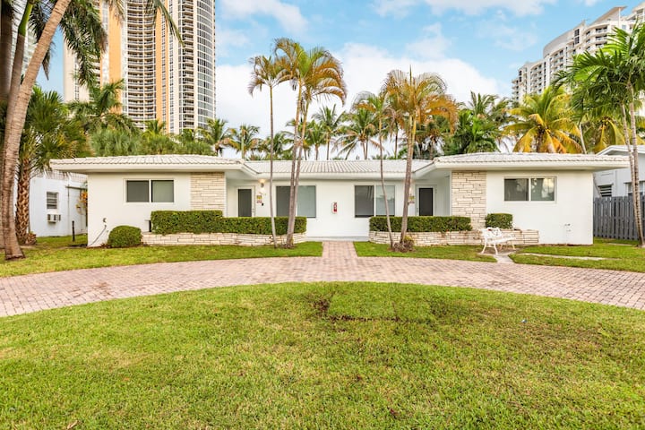 2/2 Sunny Isles Beach 1 Min Walk Keyless 8 People - Aventura, FL