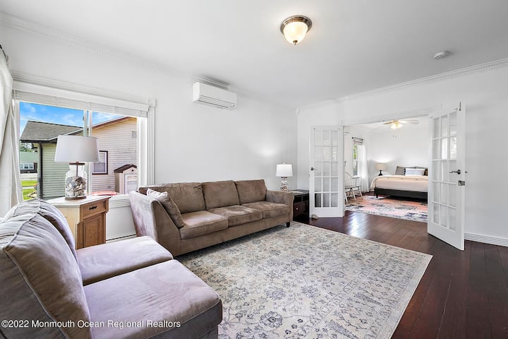 Walk To The Ocean! Jersey Shore Beach Bungalow - Long Branch