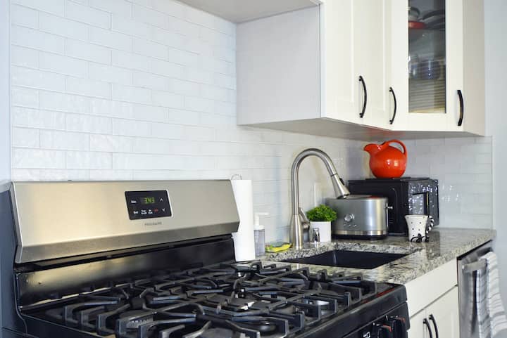 Whittier Studio | Urban, Art & Comfort | Spacious! - Minneapolis