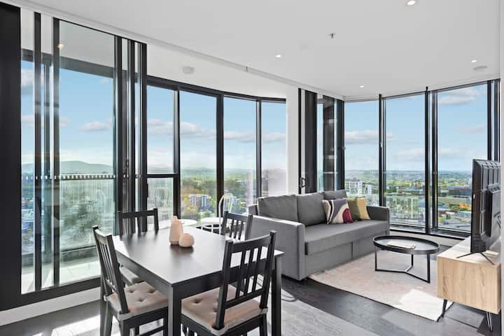 Stunning Mountain Views + Infinity Pool, Gym, Park - Brisbane