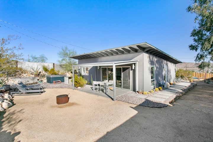 Modern Desert Casita W/ Hot Tub Near Natl Park - Joshua Tree, CA
