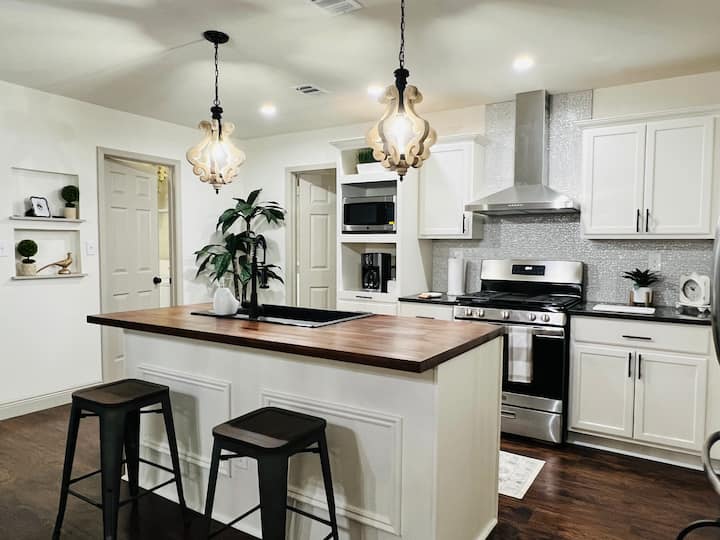 Long Stays Available | Near Riverwalk & At&t Cent. - San Antonio, TX