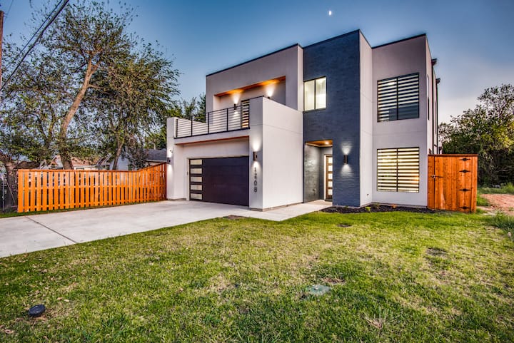 Affordable Luxury Rooftop Home - Downtown Views - Dallas, TX