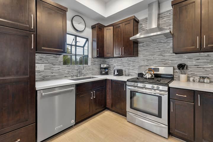 Santa Monica Adjacent King Bed 2 Car Garage - Venice Beach, Los Angeles, CA